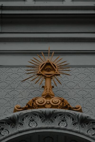 Significado Espiritual do Olho que Tudo Vê: 9 Mensagens